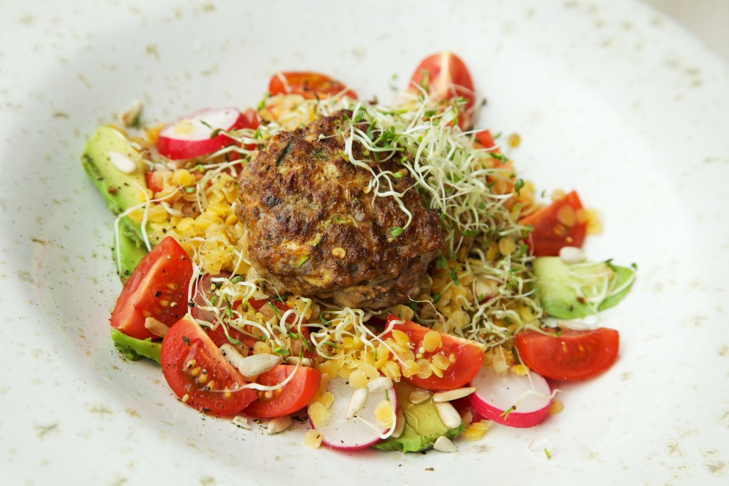 Veiseliha-suvikõrvitsakotletid läätsesalatiga - Toitu tervislikult