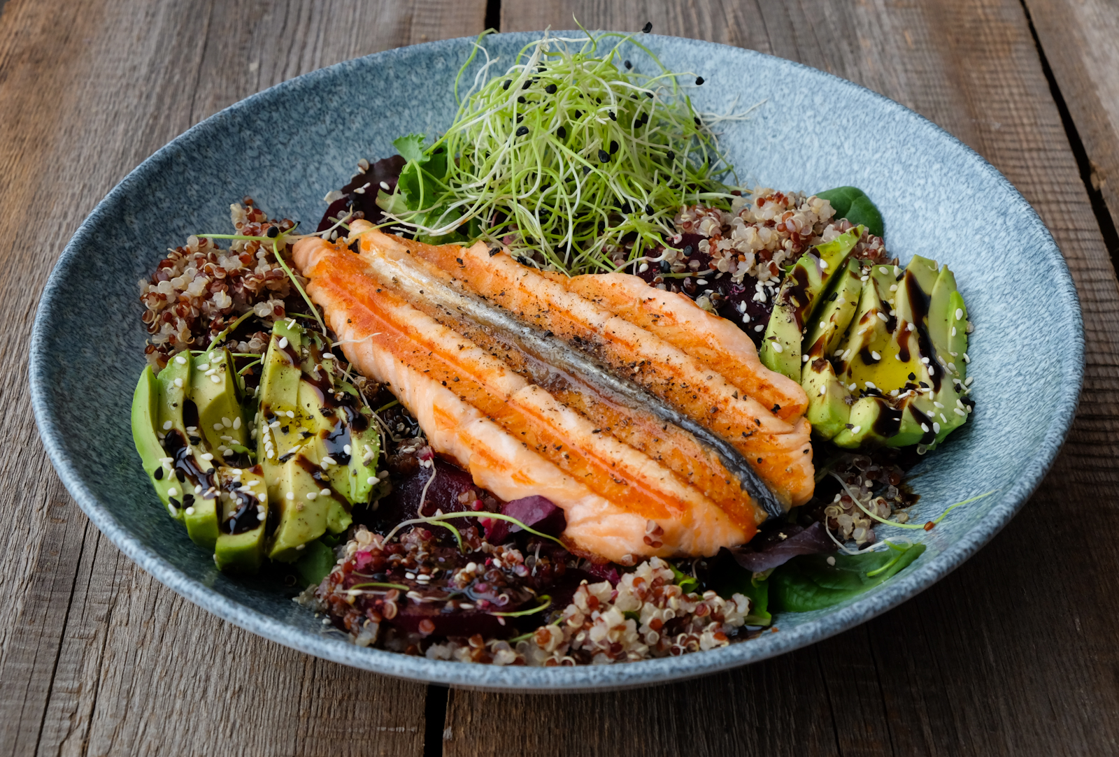 Peedisalat lõhe ja kinoaga - Toitu tervislikult